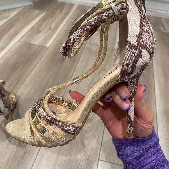 Guess | Shoes | Beautiful Burgundy Snake Skin Design With Gold Accent ...